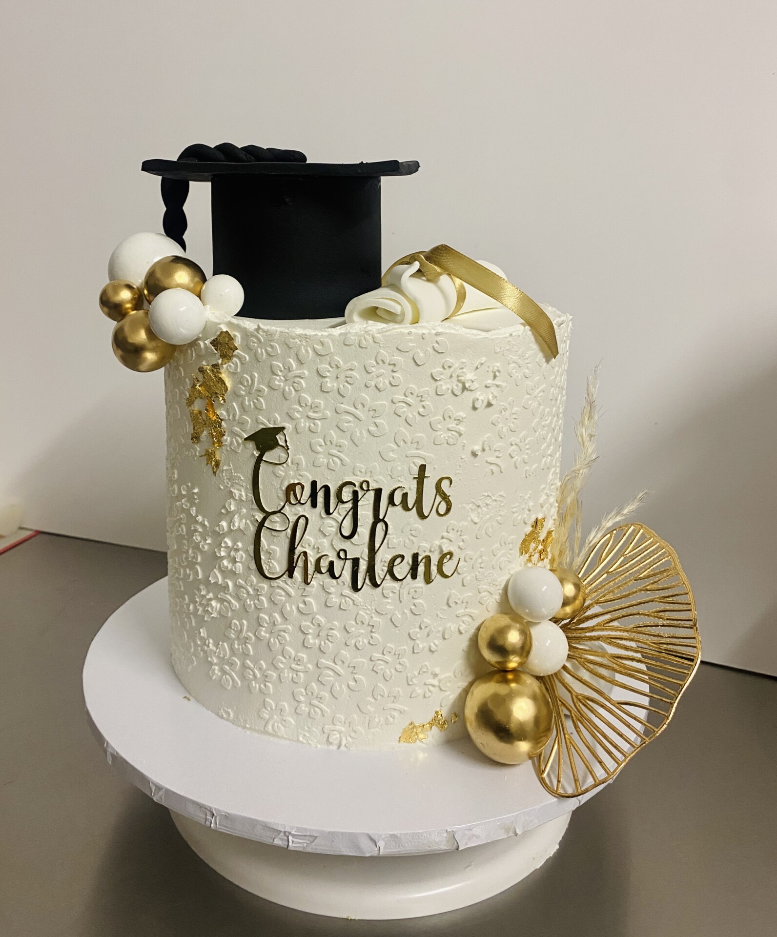 Gold & White grad cake – Rabos Eatery
